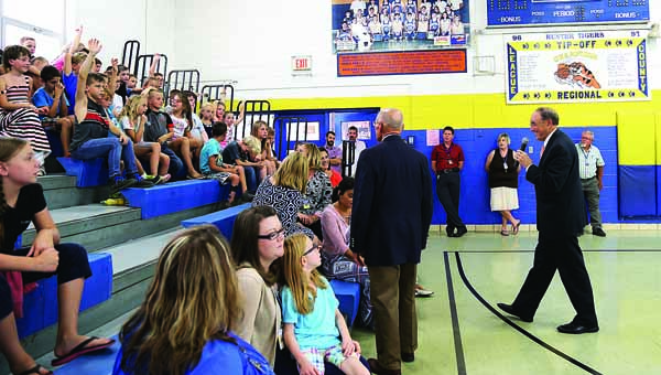 Roe visits with students at Hunter Elementary | Elizabethton Star