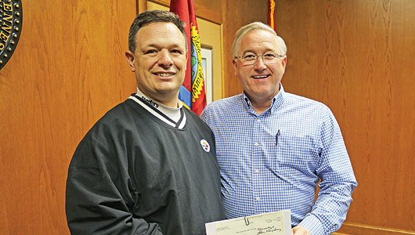 County ‘gives thanks’ to ETCHA with donation | Elizabethton Star