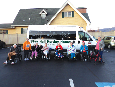 Ivy Hall residents go to parade | Elizabethton Star