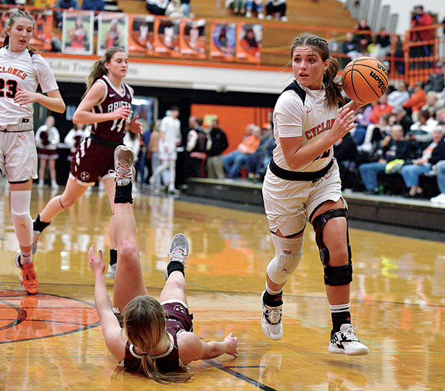 Lady Cyclones torpedo Lady Vikings on Senior Night | Elizabethton Star